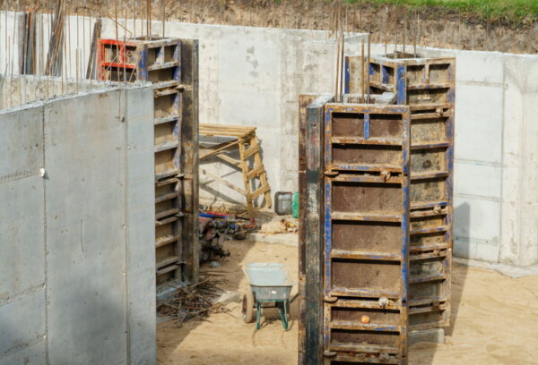 Besi dan Alumunium Formwork, Simak Perbedaan dan Keunggulannya!